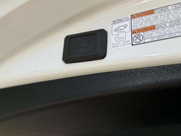 White Toyota RAV4 2017 in Riga, with an engine capacity of 2.49 L and mileage of 190 thousand km for 17950 €, photo 11 on AUTOMOTO.COM.LV