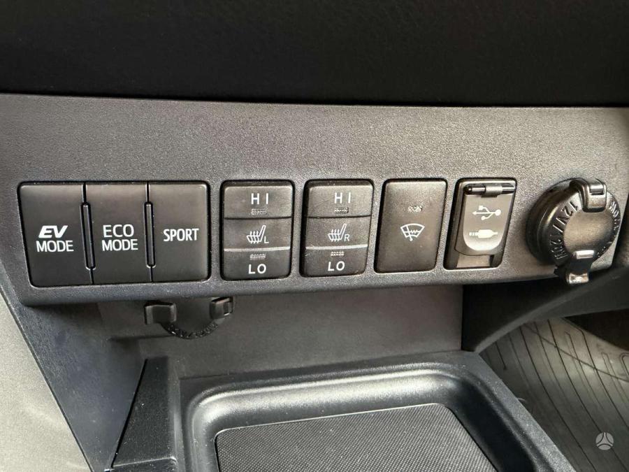 Balts Toyota RAV4 2017 Rīga, ar dzinēja tilpumu 2.49 L un nobraukumu 190 tūkst. km par 17950 €, foto 25 vietnē AUTOMOTO.COM.LV