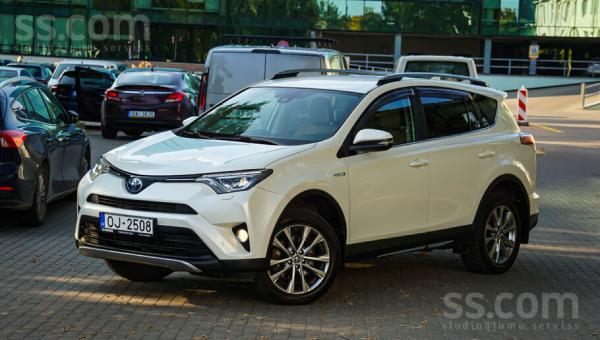 White Toyota RAV4 2017 in Riga, with an engine capacity of 2.50 L and mileage of 198 thousand km for 18450 €, photo 1 on AUTOMOTO.COM.LV