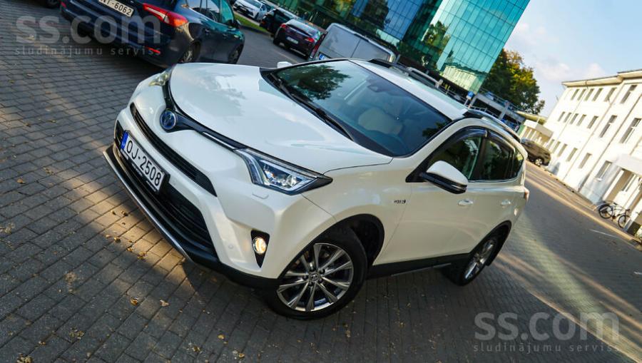 White Toyota RAV4 2017 in Riga, with an engine capacity of 2.50 L and mileage of 198 thousand km for 18450 €, photo 3 on AUTOMOTO.COM.LV