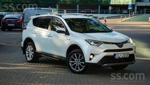 White Toyota RAV4 2017 in Riga, with an engine capacity of 2.50 L and mileage of 198 thousand km for 18450 €, photo 4 on AUTOMOTO.COM.LV