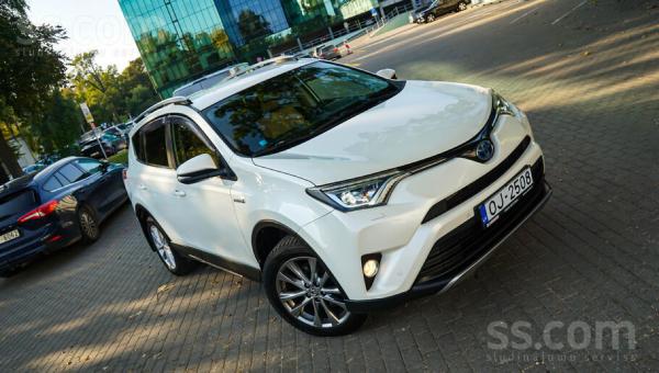 White Toyota RAV4 2017 in Riga, with an engine capacity of 2.50 L and mileage of 198 thousand km for 18450 €, photo 5 on AUTOMOTO.COM.LV