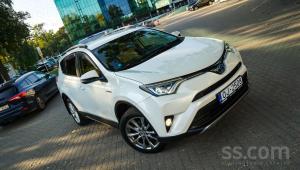 White Toyota RAV4 2017 in Riga, with an engine capacity of 2.50 L and mileage of 198 thousand km for 18450 €, photo 5 on AUTOMOTO.COM.LV