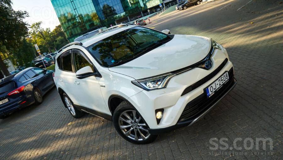 White Toyota RAV4 2017 in Riga, with an engine capacity of 2.50 L and mileage of 198 thousand km for 18450 €, photo 5 on AUTOMOTO.COM.LV