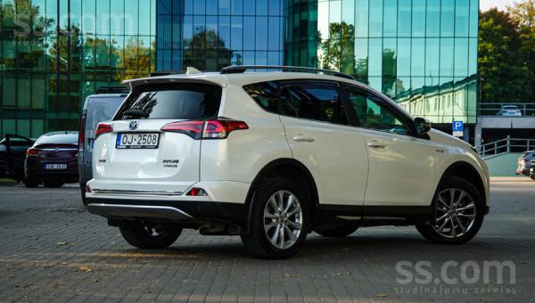 White Toyota RAV4 2017 in Riga, with an engine capacity of 2.50 L and mileage of 198 thousand km for 18450 €, photo 6 on AUTOMOTO.COM.LV
