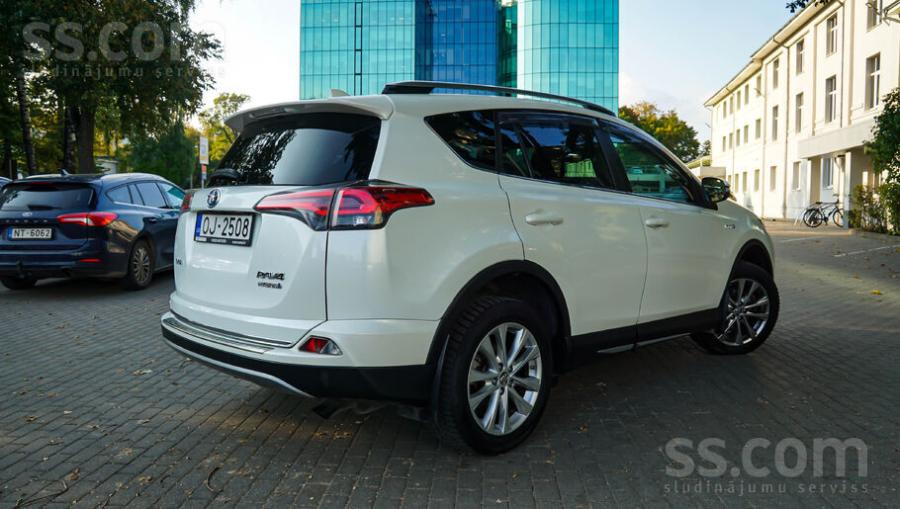 White Toyota RAV4 2017 in Riga, with an engine capacity of 2.50 L and mileage of 198 thousand km for 18450 €, photo 7 on AUTOMOTO.COM.LV