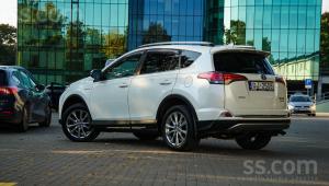 White Toyota RAV4 2017 in Riga, with an engine capacity of 2.50 L and mileage of 198 thousand km for 18450 €, photo 8 on AUTOMOTO.COM.LV
