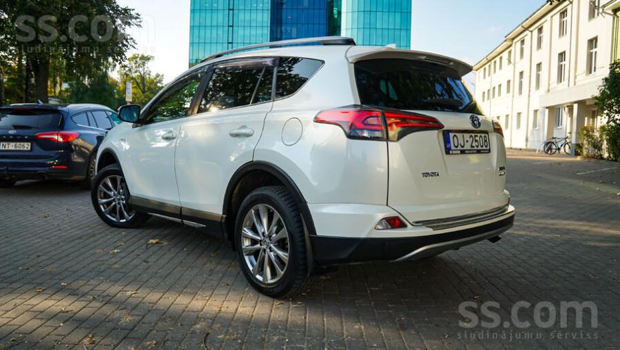 White Toyota RAV4 2017 in Riga, with an engine capacity of 2.50 L and mileage of 198 thousand km for 18450 €, photo 9 on AUTOMOTO.COM.LV