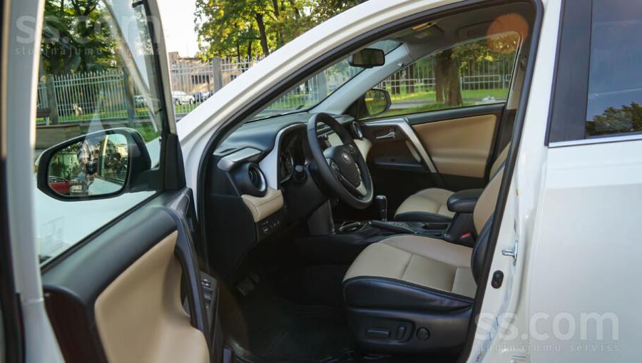 White Toyota RAV4 2017 in Riga, with an engine capacity of 2.50 L and mileage of 198 thousand km for 18450 €, photo 10 on AUTOMOTO.COM.LV