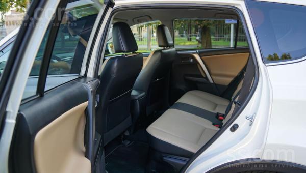 White Toyota RAV4 2017 in Riga, with an engine capacity of 2.50 L and mileage of 198 thousand km for 18450 €, photo 11 on AUTOMOTO.COM.LV