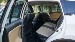 White Toyota RAV4 2017 in Riga, with an engine capacity of 2.50 L and mileage of 198 thousand km for 18450 €, photo 11 on AUTOMOTO.COM.LV