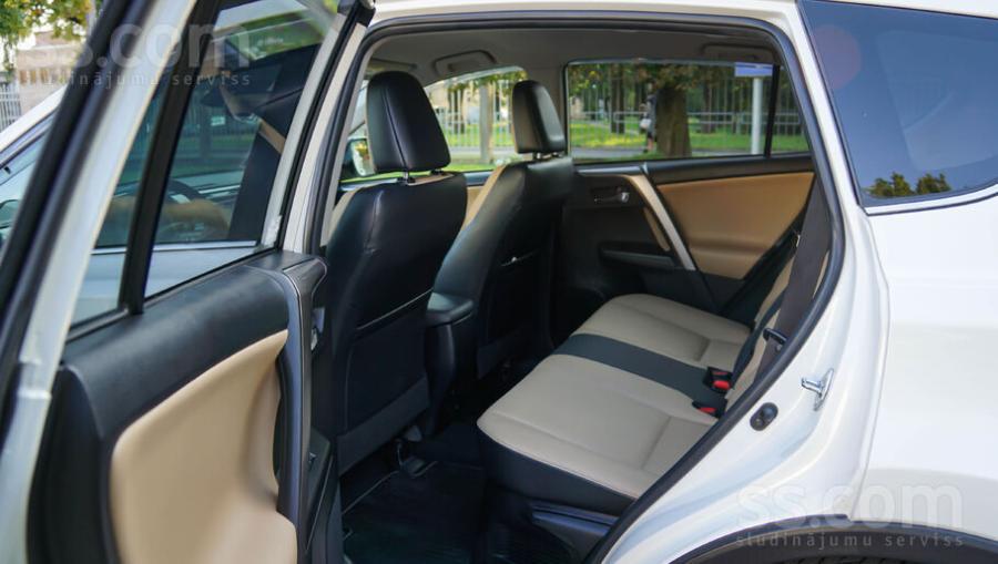 White Toyota RAV4 2017 in Riga, with an engine capacity of 2.50 L and mileage of 198 thousand km for 18450 €, photo 11 on AUTOMOTO.COM.LV