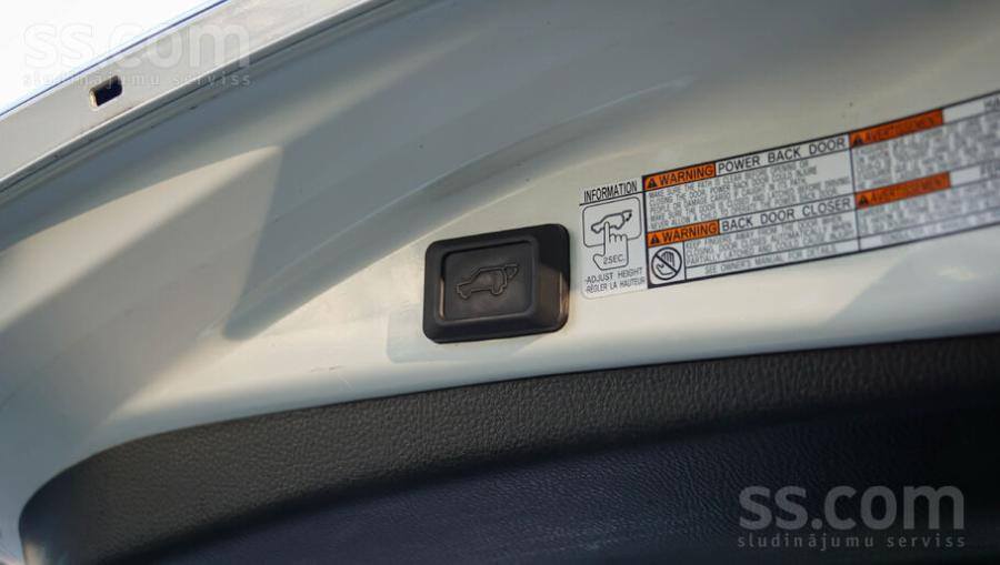 White Toyota RAV4 2017 in Riga, with an engine capacity of 2.50 L and mileage of 198 thousand km for 18450 €, photo 12 on AUTOMOTO.COM.LV
