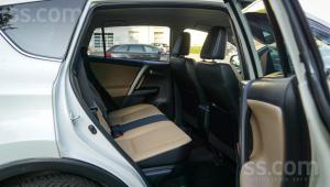 White Toyota RAV4 2017 in Riga, with an engine capacity of 2.50 L and mileage of 198 thousand km for 18450 €, photo 13 on AUTOMOTO.COM.LV