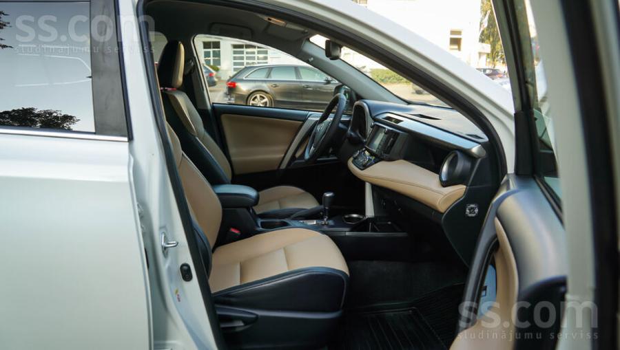 White Toyota RAV4 2017 in Riga, with an engine capacity of 2.50 L and mileage of 198 thousand km for 18450 €, photo 14 on AUTOMOTO.COM.LV