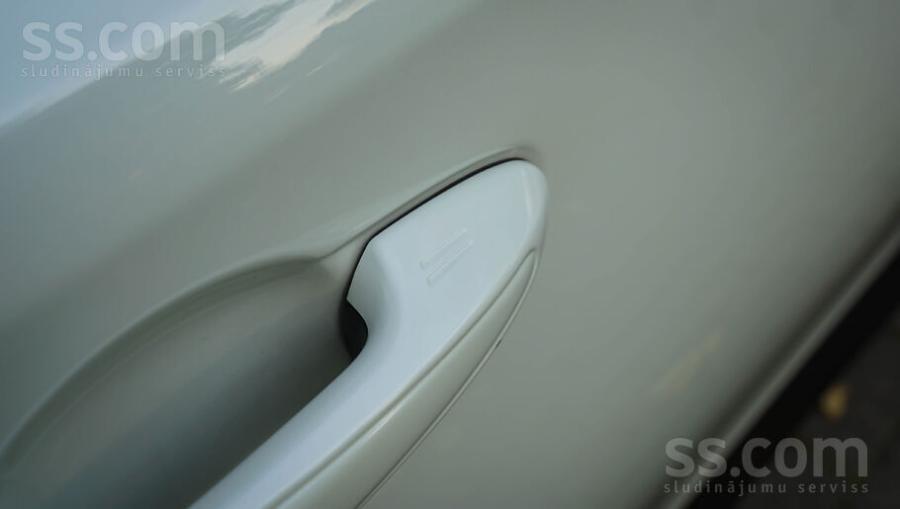 White Toyota RAV4 2017 in Riga, with an engine capacity of 2.50 L and mileage of 198 thousand km for 18450 €, photo 16 on AUTOMOTO.COM.LV