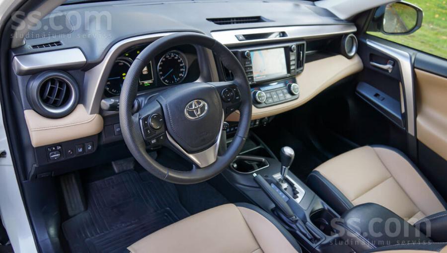 White Toyota RAV4 2017 in Riga, with an engine capacity of 2.50 L and mileage of 198 thousand km for 18450 €, photo 18 on AUTOMOTO.COM.LV
