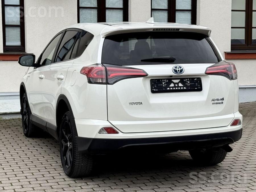 Balts Toyota RAV4 2018 Jelgava, ar dzinēja tilpumu 2.50 L un nobraukumu 59 tūkst. km par 18900 €, foto 4 vietnē AUTOMOTO.COM.LV