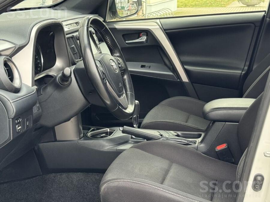 Balts Toyota RAV4 2018 Jelgava, ar dzinēja tilpumu 2.50 L un nobraukumu 59 tūkst. km par 18900 €, foto 15 vietnē AUTOMOTO.COM.LV