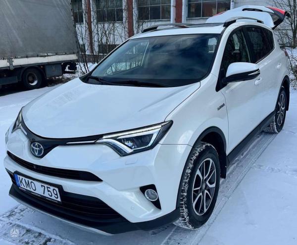 White Toyota RAV4 2018 in Vilnius, with an engine capacity of 2.49 L and mileage of 127 thousand km for 18400 €, photo 1 on AUTOMOTO.COM.LV