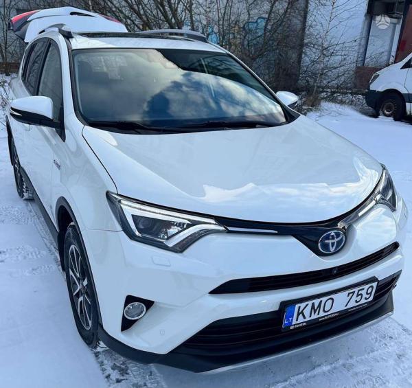 White Toyota RAV4 2018 in Vilnius, with an engine capacity of 2.49 L and mileage of 127 thousand km for 18400 €, photo 2 on AUTOMOTO.COM.LV