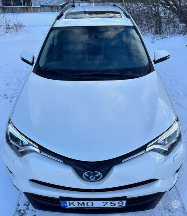 White Toyota RAV4 2018 in Vilnius, with an engine capacity of 2.49 L and mileage of 127 thousand km for 18400 €, photo 3 on AUTOMOTO.COM.LV