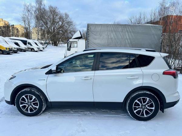White Toyota RAV4 2018 in Vilnius, with an engine capacity of 2.49 L and mileage of 127 thousand km for 18400 €, photo 4 on AUTOMOTO.COM.LV