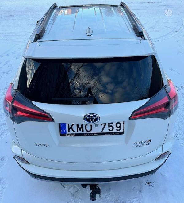 White Toyota RAV4 2018 in Vilnius, with an engine capacity of 2.49 L and mileage of 127 thousand km for 18400 €, photo 6 on AUTOMOTO.COM.LV