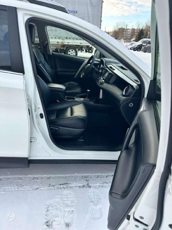 White Toyota RAV4 2018 in Vilnius, with an engine capacity of 2.49 L and mileage of 127 thousand km for 18400 €, photo 9 on AUTOMOTO.COM.LV