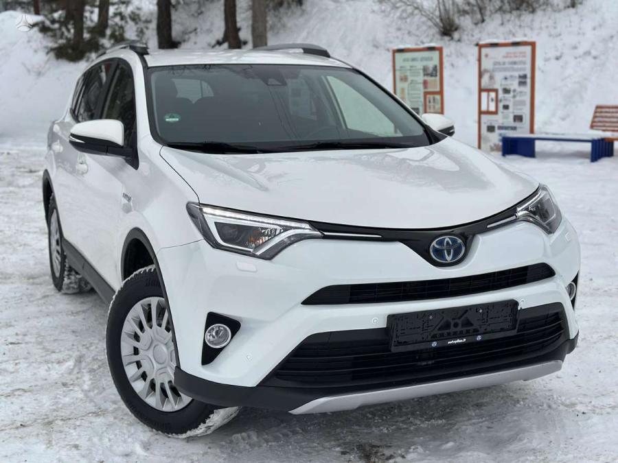 White Toyota RAV4 2018 in Kaunas, with an engine capacity of 2.49 L and mileage of 187 thousand km for 16950 €, photo 1 on AUTOMOTO.COM.LV