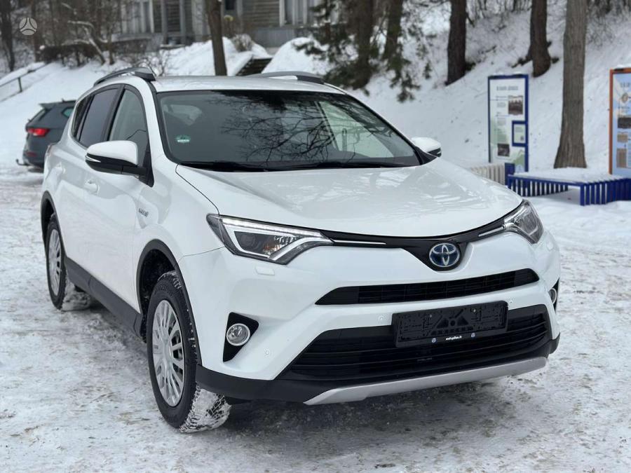 White Toyota RAV4 2018 in Kaunas, with an engine capacity of 2.49 L and mileage of 187 thousand km for 16950 €, photo 5 on AUTOMOTO.COM.LV