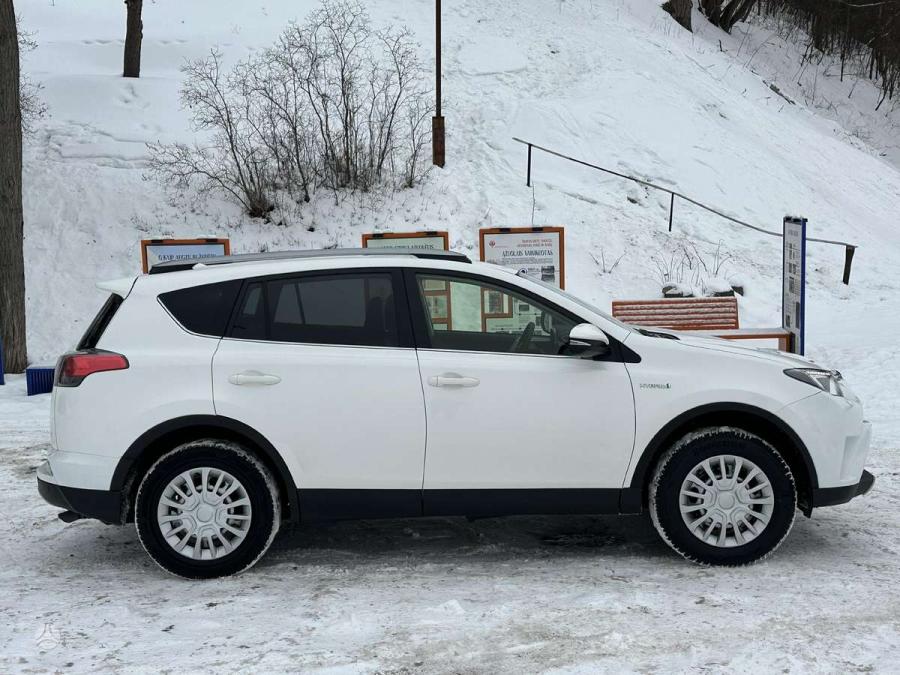 White Toyota RAV4 2018 in Kaunas, with an engine capacity of 2.49 L and mileage of 187 thousand km for 16950 €, photo 6 on AUTOMOTO.COM.LV