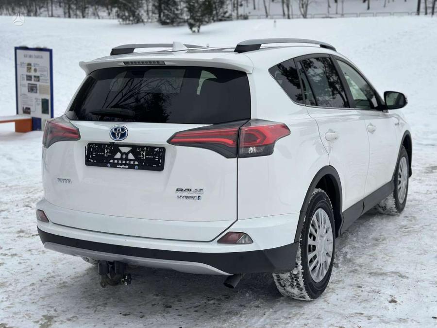 White Toyota RAV4 2018 in Kaunas, with an engine capacity of 2.49 L and mileage of 187 thousand km for 16950 €, photo 7 on AUTOMOTO.COM.LV