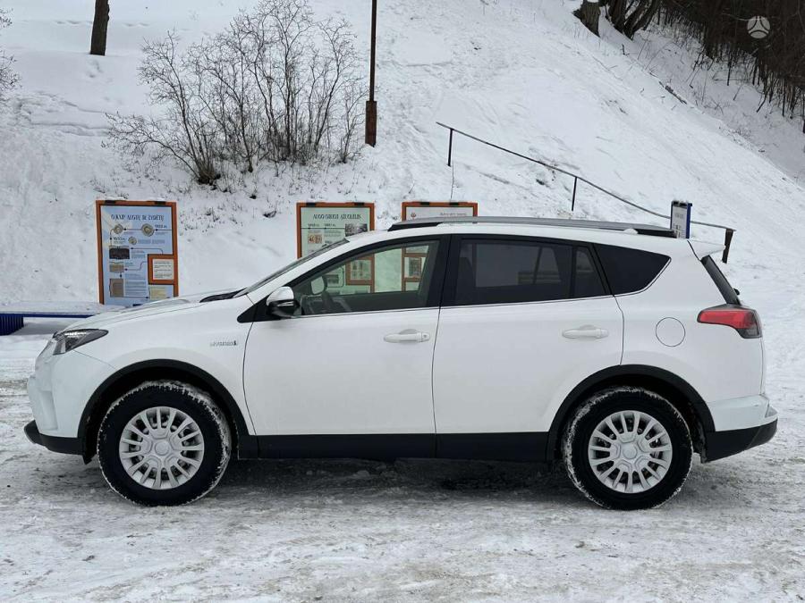 White Toyota RAV4 2018 in Kaunas, with an engine capacity of 2.49 L and mileage of 187 thousand km for 16950 €, photo 9 on AUTOMOTO.COM.LV