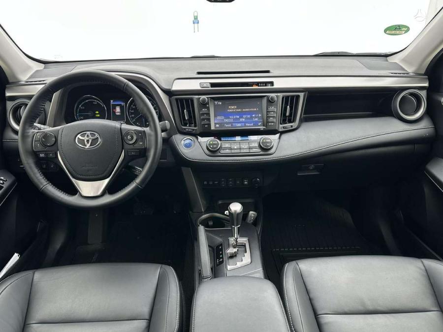 White Toyota RAV4 2018 in Kaunas, with an engine capacity of 2.49 L and mileage of 187 thousand km for 16950 €, photo 10 on AUTOMOTO.COM.LV