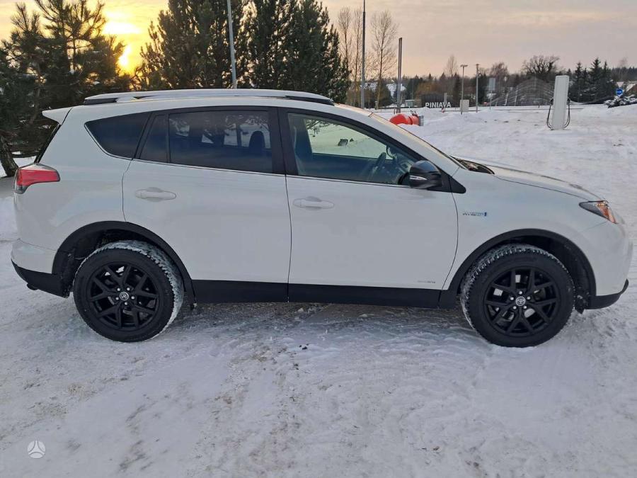 Balts Toyota RAV4 2018 Panevēža, ar dzinēja tilpumu 2.49 L un nobraukumu 105 tūkst. km par 16900 €, foto 6 vietnē AUTOMOTO.COM.LV
