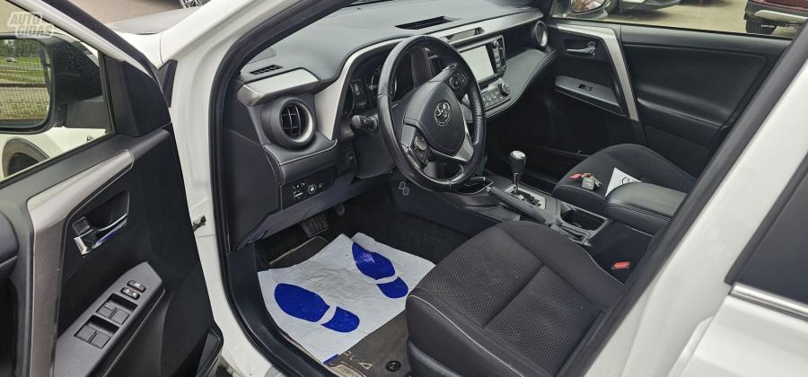 White Toyota RAV4 2018 in Kaunas, with an engine capacity of 2.50 L and mileage of 175 thousand km for 16950 €, photo 6 on AUTOMOTO.COM.LV