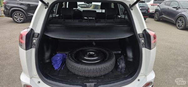 White Toyota RAV4 2018 in Kaunas, with an engine capacity of 2.50 L and mileage of 175 thousand km for 16950 €, photo 10 on AUTOMOTO.COM.LV