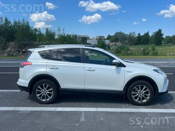 Balts Toyota RAV4 2018 Rīga, ar dzinēja tilpumu 2.50 L un nobraukumu 138 tūkst. km par 18300 €, foto 4 vietnē AUTOMOTO.COM.LV