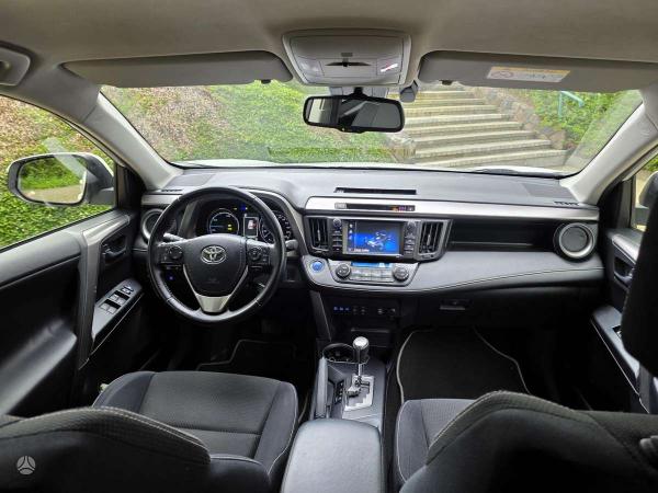 White Toyota RAV4 2018 in Utena, with an engine capacity of 2.49 L and mileage of 106 thousand km for 17400 €, photo 6 on AUTOMOTO.COM.LV
