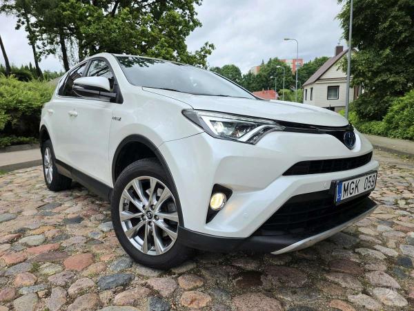 White Toyota RAV4 2018 in Utena, with an engine capacity of 2.49 L and mileage of 106 thousand km for 17400 €, photo 2 on AUTOMOTO.COM.LV