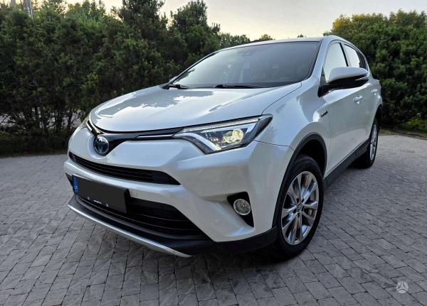 Balts Toyota RAV4 2018 Utena, ar dzinēja tilpumu 2.49 L un nobraukumu 106 tūkst. km par 17200 €, foto 1 vietnē AUTOMOTO.COM.LV
