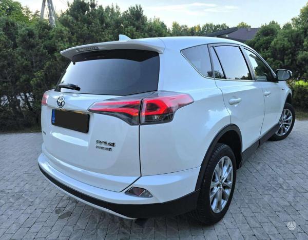 Balts Toyota RAV4 2018 Utena, ar dzinēja tilpumu 2.49 L un nobraukumu 106 tūkst. km par 17200 €, foto 5 vietnē AUTOMOTO.COM.LV