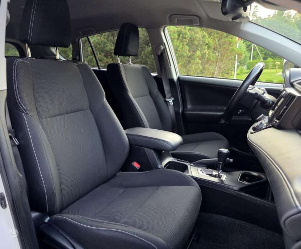 Balts Toyota RAV4 2018 Utena, ar dzinēja tilpumu 2.49 L un nobraukumu 106 tūkst. km par 17200 €, foto 9 vietnē AUTOMOTO.COM.LV