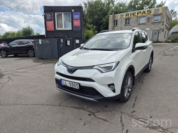 White Toyota RAV4 2018 in Riga, with an engine capacity of 2.50 L and mileage of 89 thousand km for 23890 €, photo 1 on AUTOMOTO.COM.LV