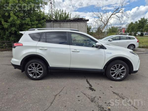 White Toyota RAV4 2018 in Riga, with an engine capacity of 2.50 L and mileage of 89 thousand km for 23890 €, photo 4 on AUTOMOTO.COM.LV