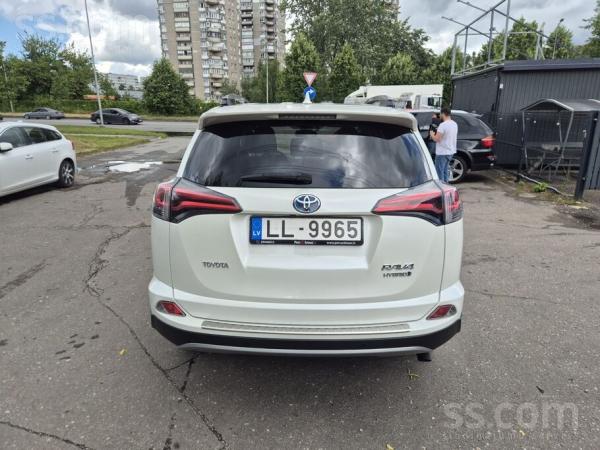 White Toyota RAV4 2018 in Riga, with an engine capacity of 2.50 L and mileage of 89 thousand km for 23890 €, photo 6 on AUTOMOTO.COM.LV