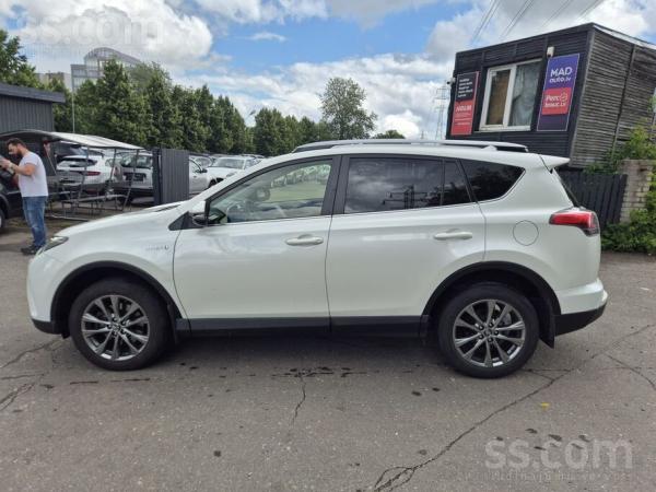 White Toyota RAV4 2018 in Riga, with an engine capacity of 2.50 L and mileage of 89 thousand km for 23890 €, photo 8 on AUTOMOTO.COM.LV