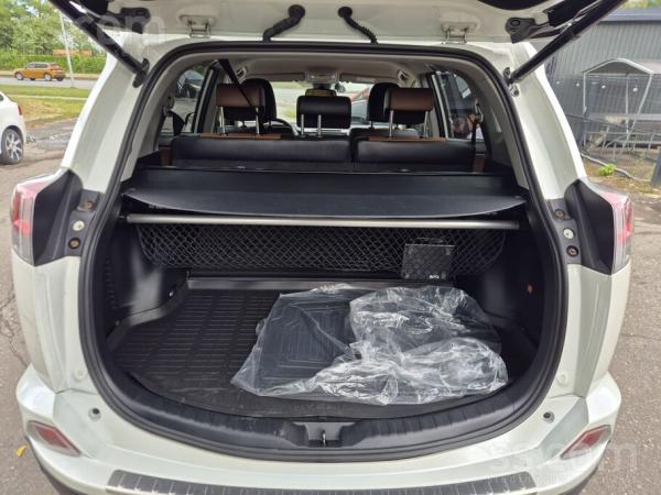 White Toyota RAV4 2018 in Riga, with an engine capacity of 2.50 L and mileage of 89 thousand km for 23890 €, photo 9 on AUTOMOTO.COM.LV