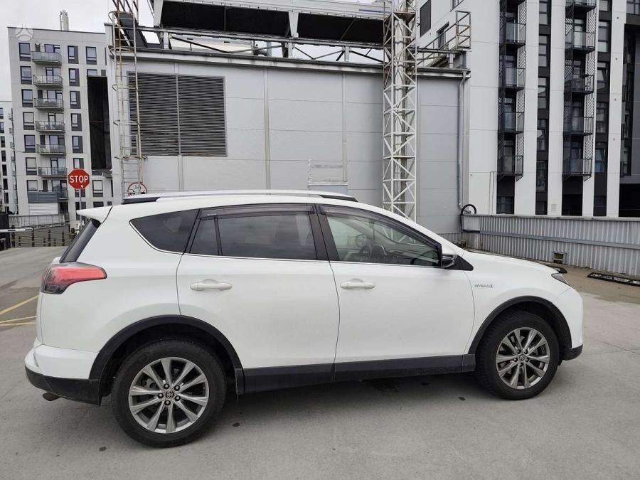Balts Toyota RAV4 2018 Viļņa, ar dzinēja tilpumu 2.49 L un nobraukumu 338 tūkst. km par 12399 €, foto 3 vietnē AUTOMOTO.COM.LV